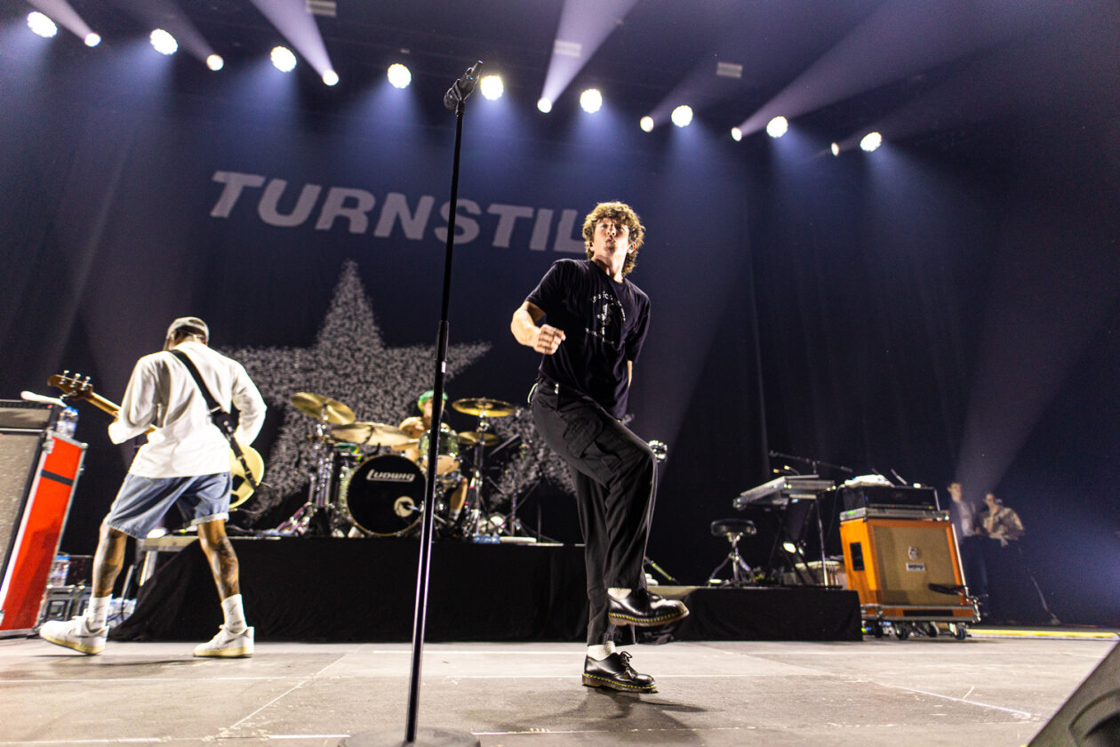 Turnstile – Turnstile. (1/23) – Die US-Hardcore-Band spielt ein ...