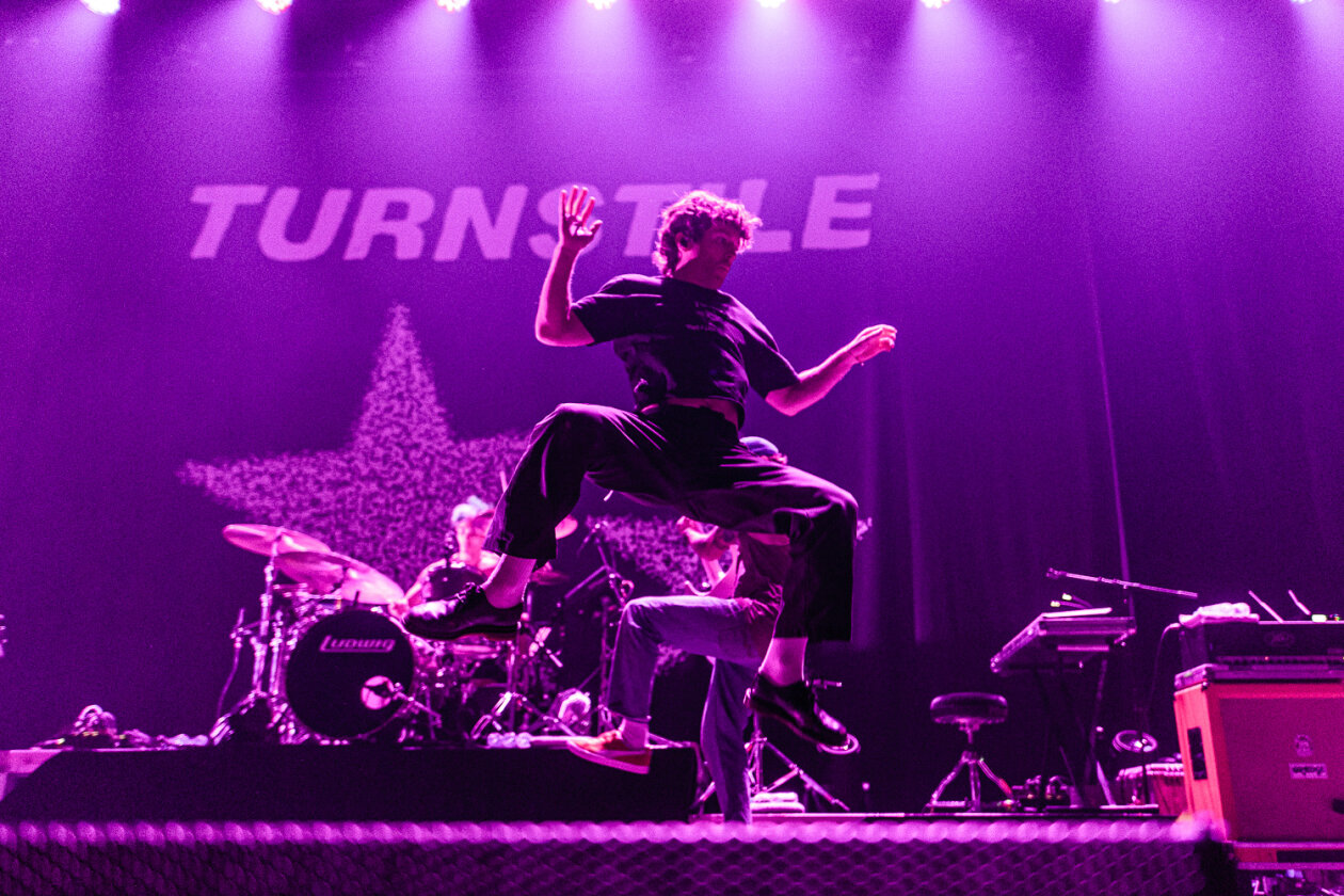 Turnstile – Turnstile. (5/23) – Die US-Hardcore-Band spielt ein ...