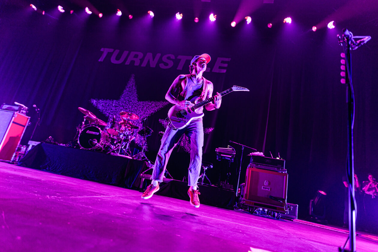 Turnstile – Turnstile. (10/23) – Die US-Hardcore-Band spielt ein ...