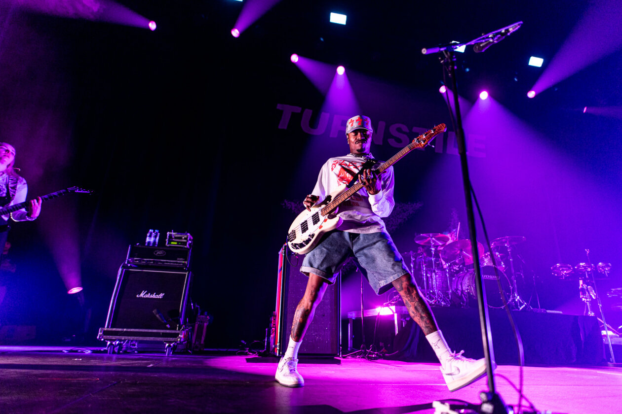 Turnstile – Turnstile. (12/23) – Die US-Hardcore-Band spielt ein ...