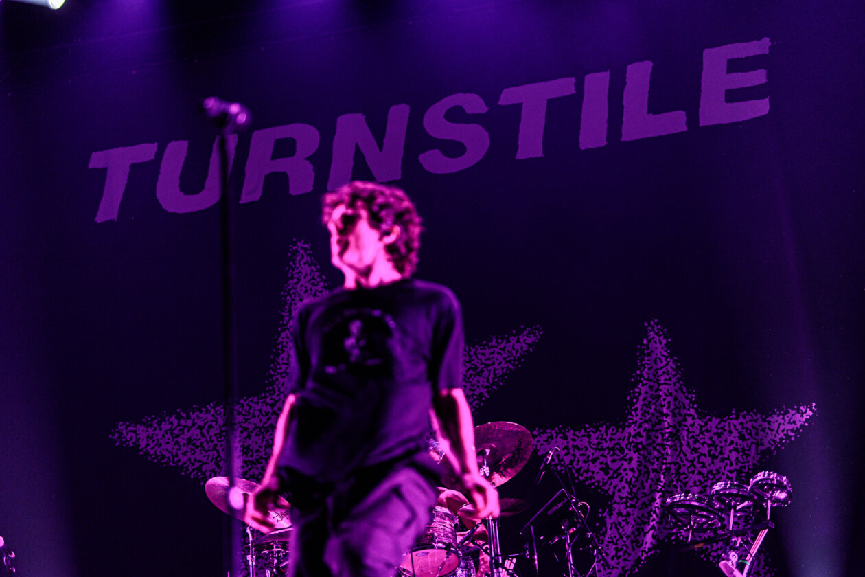 Turnstile – Turnstile. (20/23) – Die US-Hardcore-Band spielt ein ...