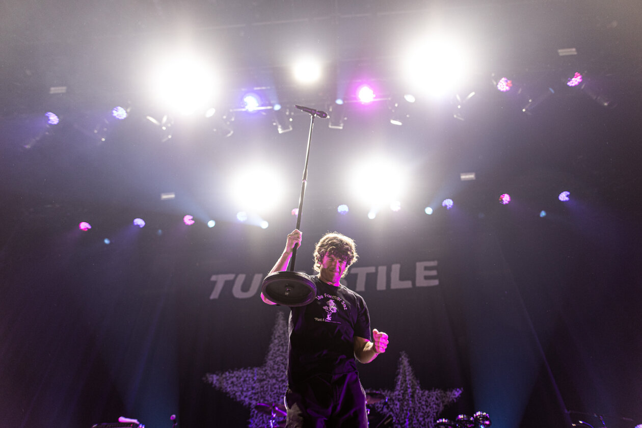 Turnstile – Turnstile. (22/23) – Die US-Hardcore-Band spielt ein ...