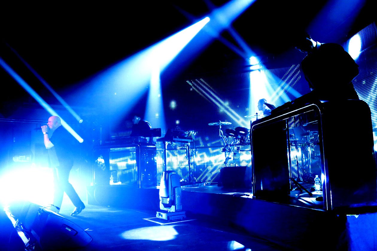 VNV Nation – Die ganze Bühnenbreite wird ausgenutzt (8/15) – Ronan ...