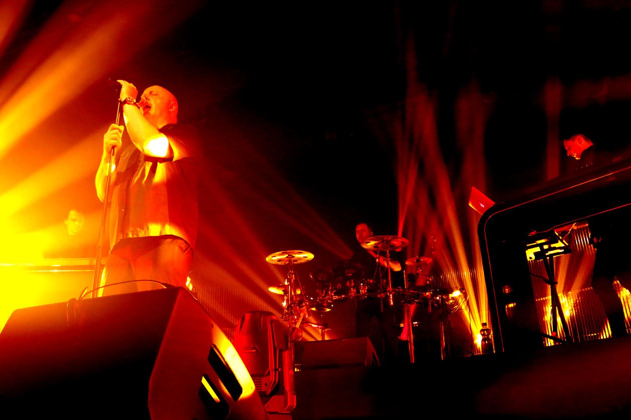 VNV Nation – Ronan Harris mit erweiterter Band (1/15) – Ronan Harris ...