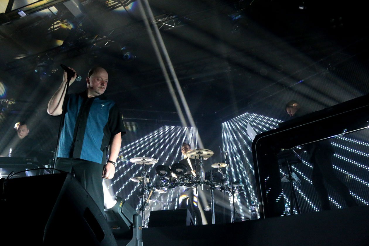 VNV Nation – So ruhig am Mikro stand Ronan früher selten (3/15) – Ronan ...