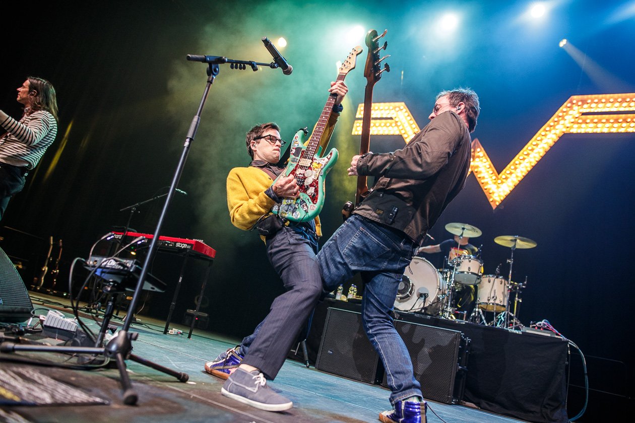 Weezer – Rock'n'rolling. (4/17) – Beverly Hills in town: Rivers Cuomo ...