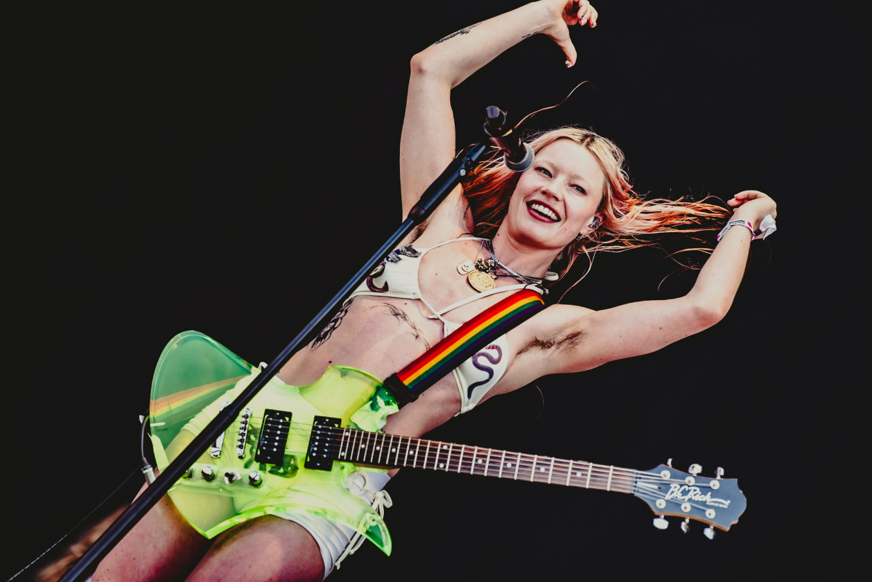 Wet Leg – Wet Leg. (5/22) – Die britische Band lieferte eine der coolsten Festivalperformances ...