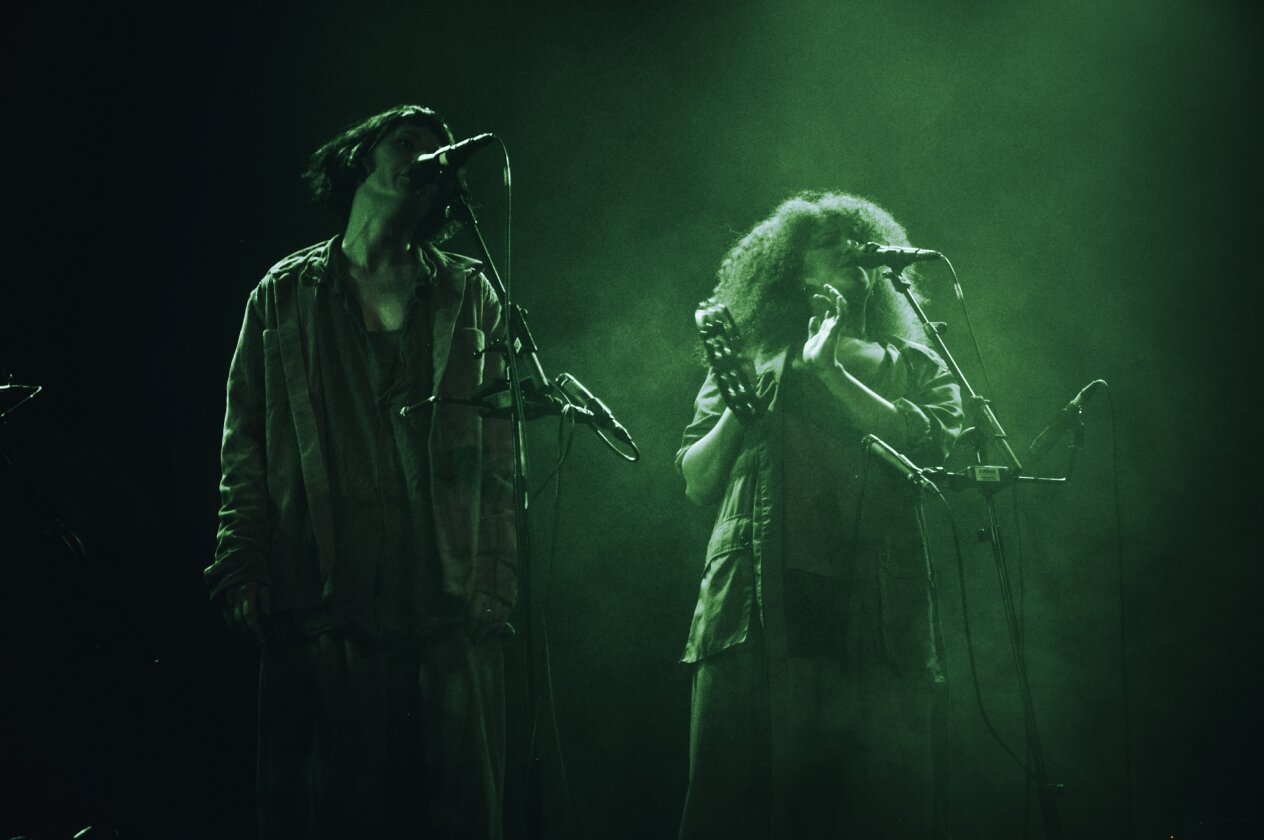 Yard Act – Backing-Vocals: Daisy Smith und Lauren Fitzpatrick. (10/20 ...