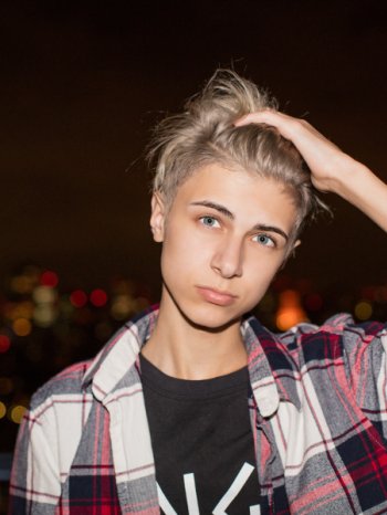 Lukas Rieger: "Deshalb kauf ich jetzt online ein" – laut.de – Interview