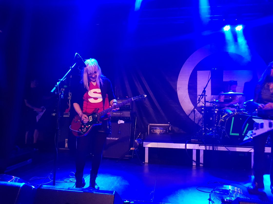 L7 – Suzi Gardner zum Publikum: "You are so beautiful!" (21/21) – laut ...