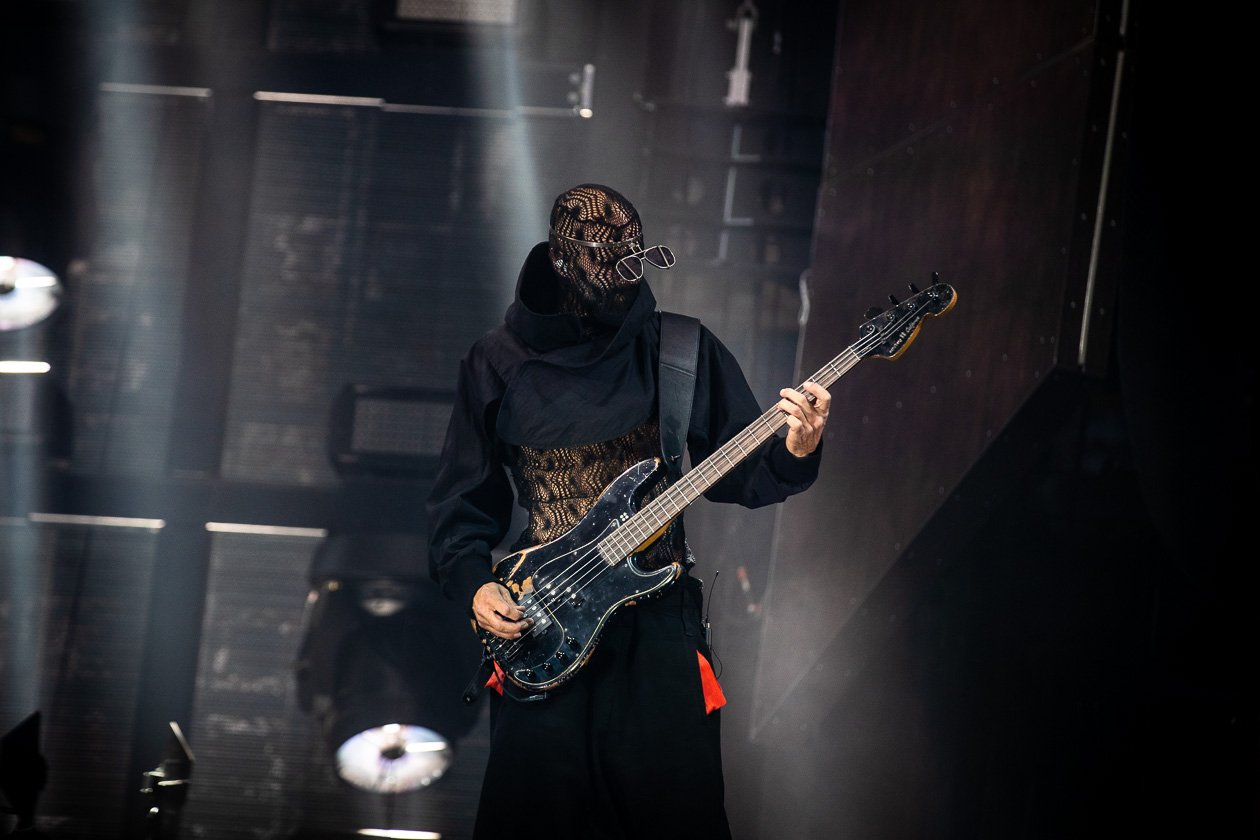 Rammstein – Oliver Riedel. (5/27) – laut.de – Foto