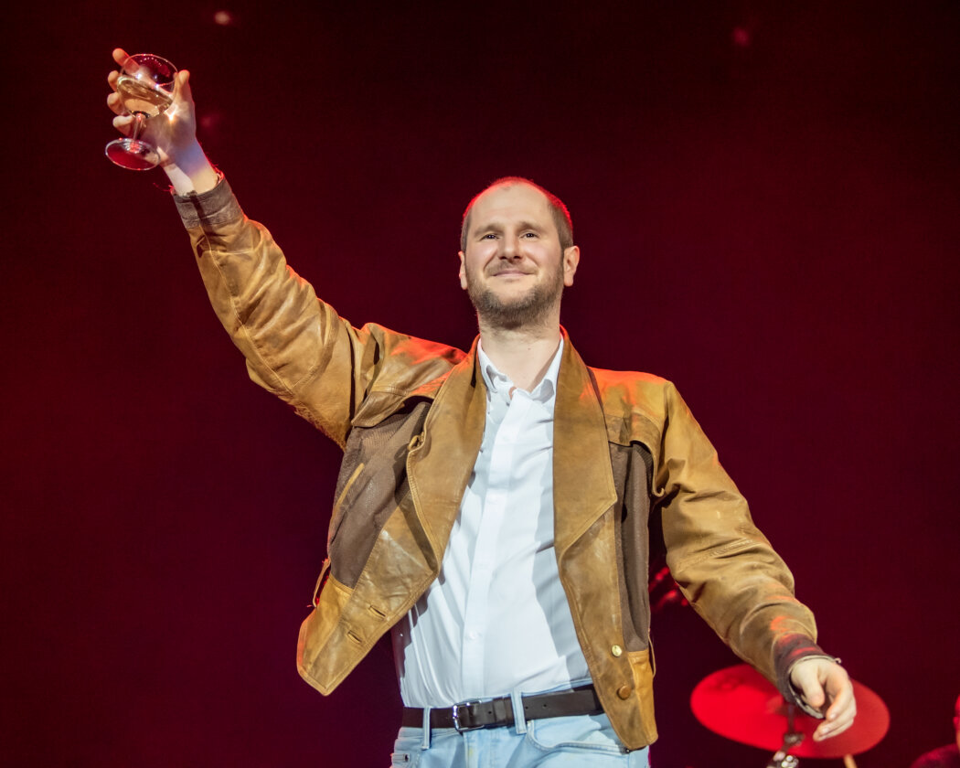 Schuh-Plattler: Keramik-Newcomer Nick Cave auf Tour – laut.de ...